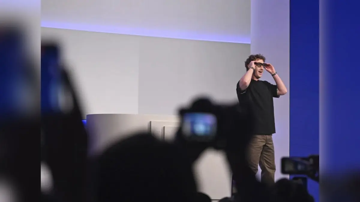 Meta AI-powered Smart Glasses With Display And Neural Wristband ...